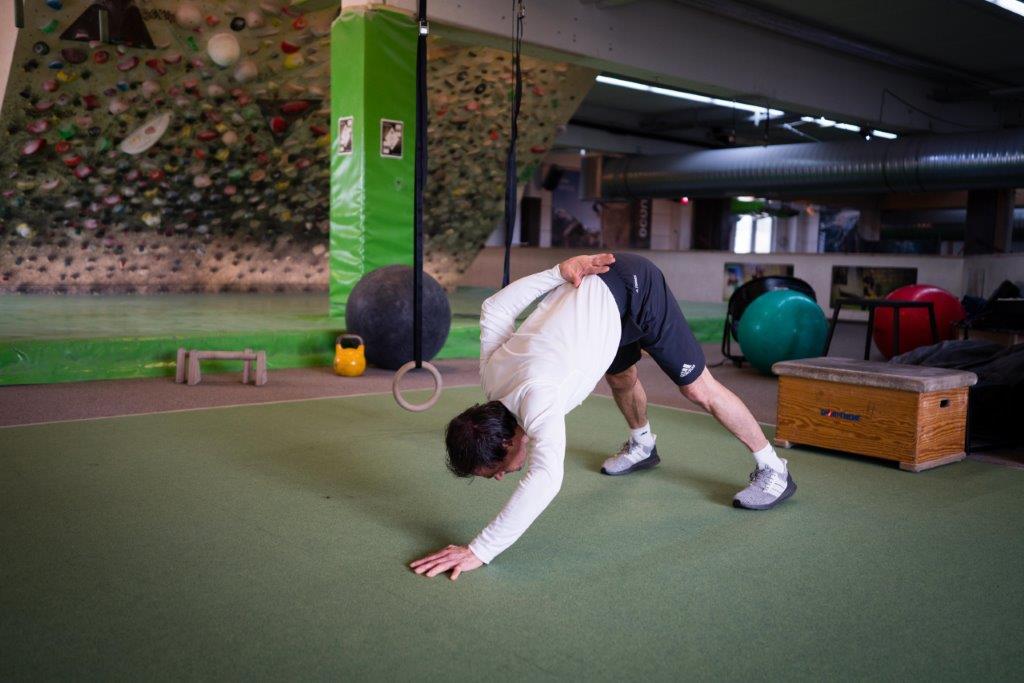 How handstands could improve your climbing - KletterRetter - Climb more ...